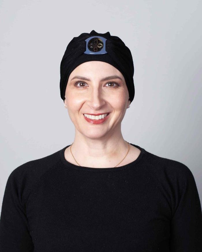 Bonnet chimio noir boucle laquée – chic & confortable | For Sis